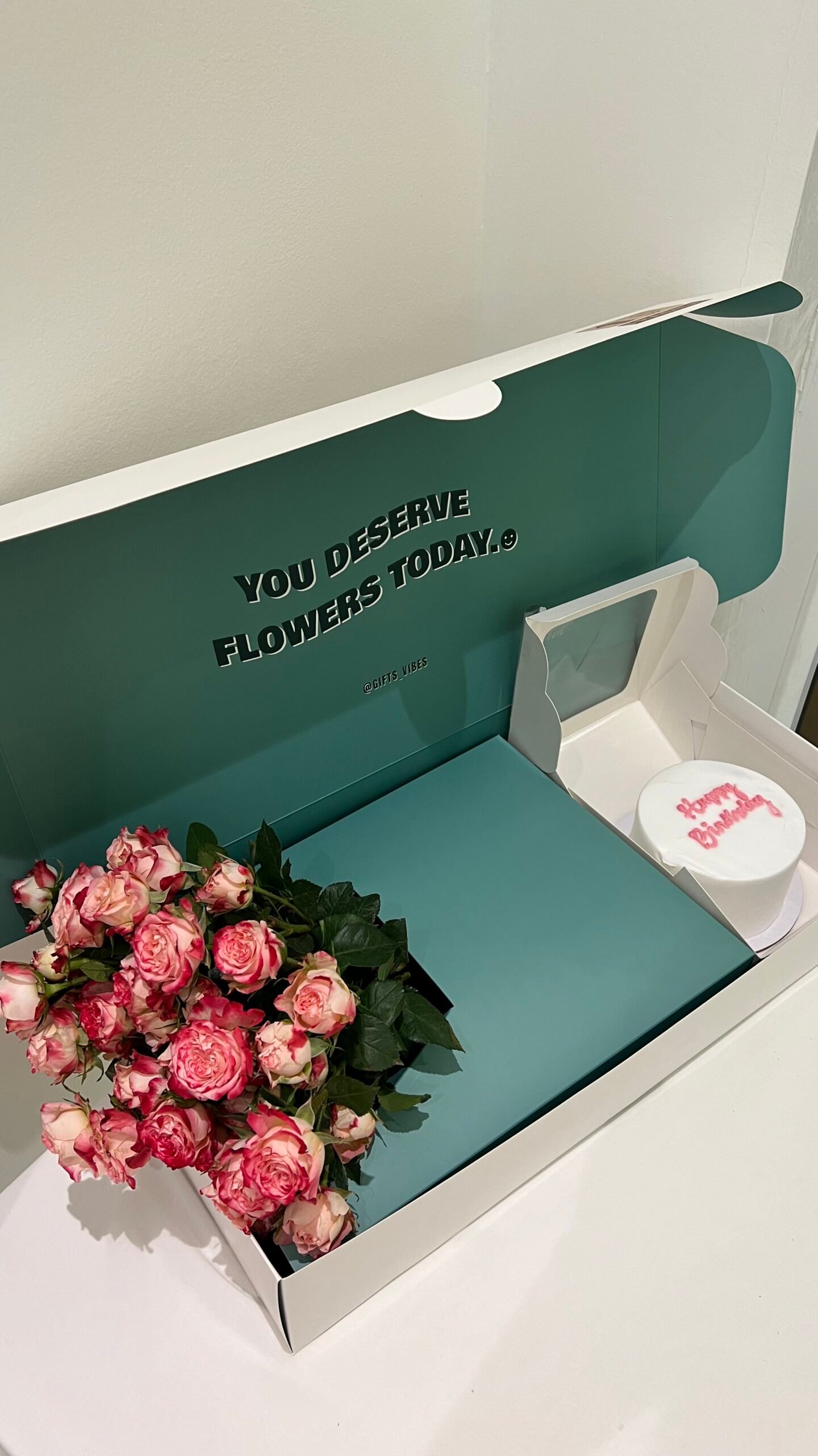 Flowers Box & Cake - gift vibes